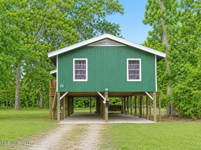 109 Hickory Ln, Lucedale, MS 39452