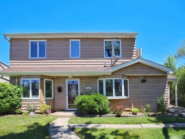 109 Old Oak Ln, Levittown, NY 11756