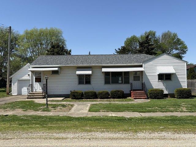 109 N 3rd St, Hartsburg, IL 62643