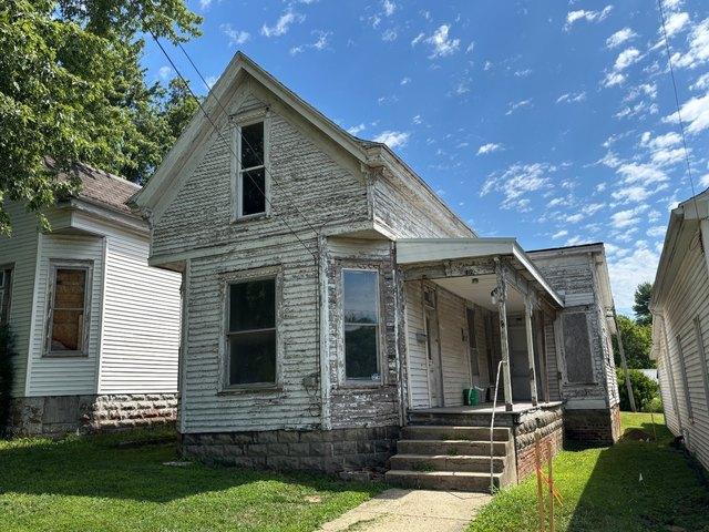 109 N Market St, Mount Carmel, IL 62863