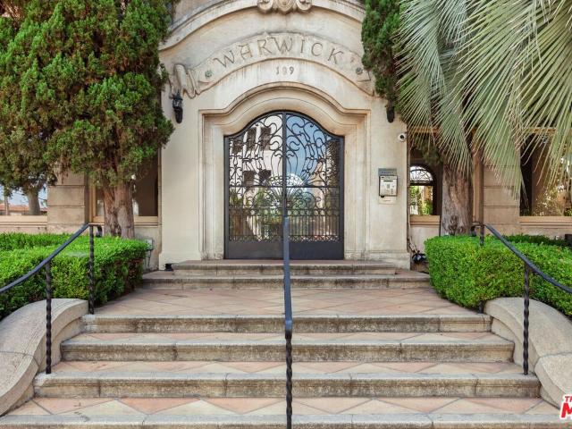 109 N Sycamore Ave, Unit 202, Los Angeles, CA 90036 | MLS #26666 | Compass