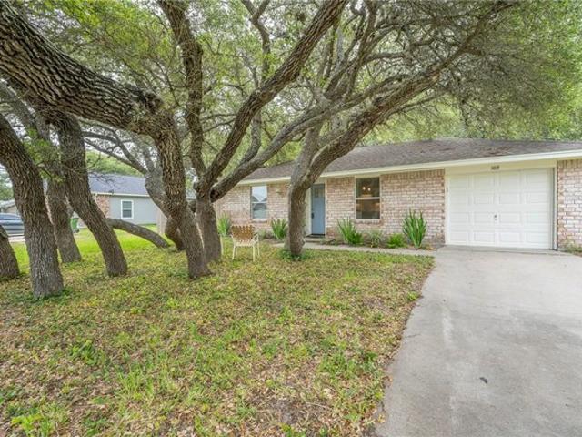 109 Saunders Ln, Aransas Pass, TX 78336