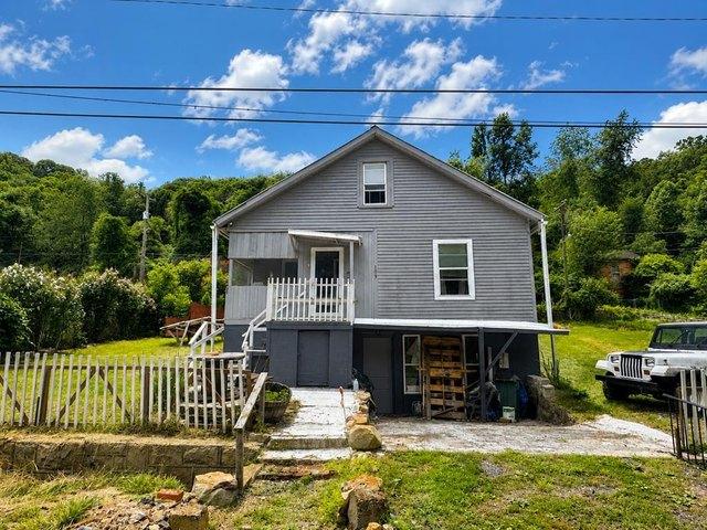 109 Secondary Rd, Mount Hope, WV 25880