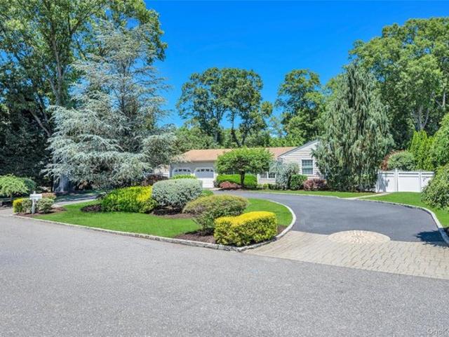 109 Shirley Ct, Smithtown, NY 11787