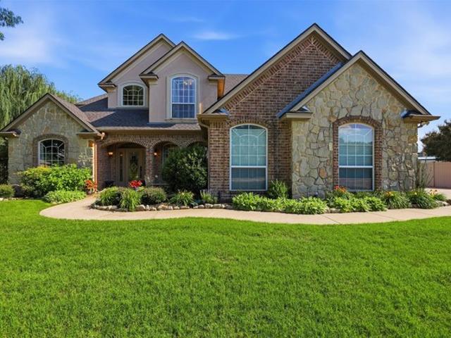 109 Palomino Ct, Shady Shores, TX 76208