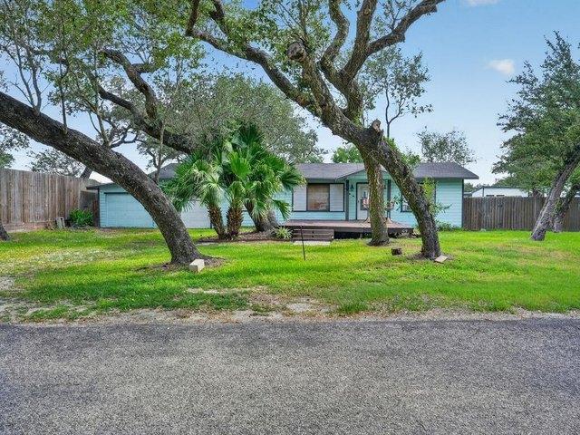109 Palm St, Rockport, TX 78382