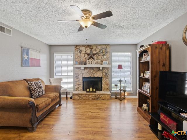 109 Queenswood Trail