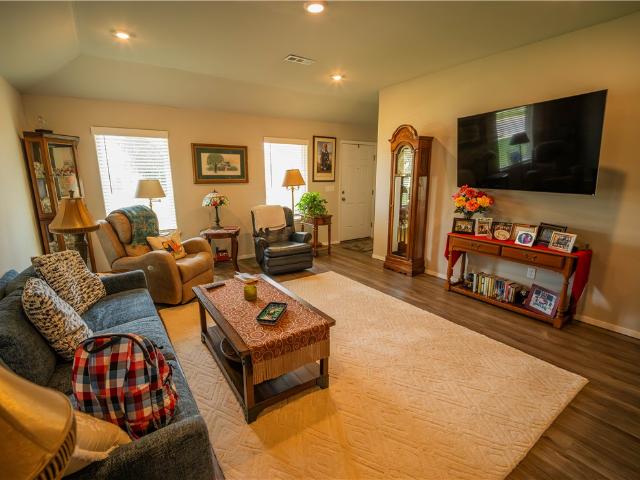 109 W Gillian Avenue