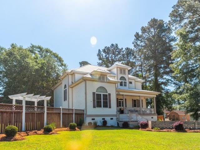 109 Weaver Dr, Lake Waccamaw, NC 28450