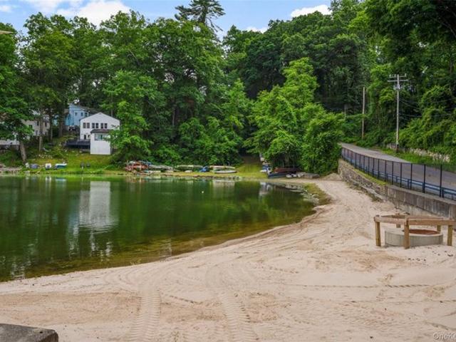 109 Tanglewylde Rd, Lake Peekskill, NY 10537