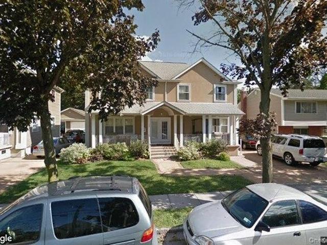 10 3rd Ave, Westbury, NY 11590