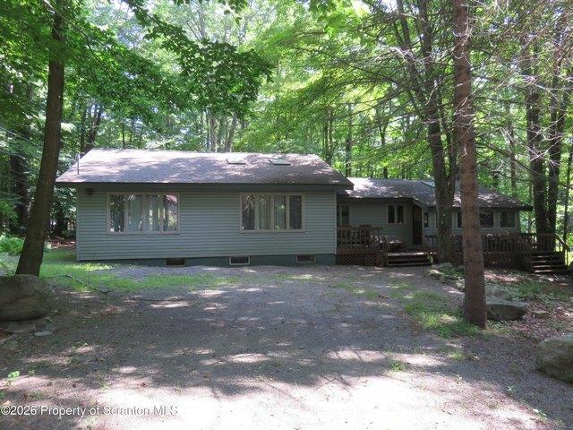 10 Tamarak Dr, Gouldsboro, PA 18424
