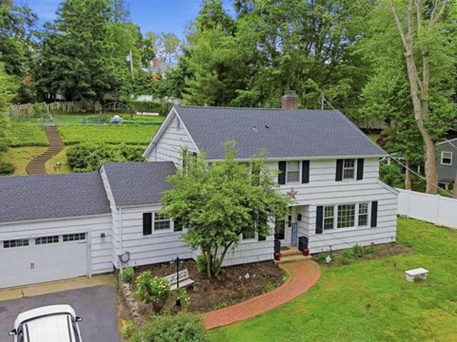 10 Tanyard Ln, Huntington, NY 11743