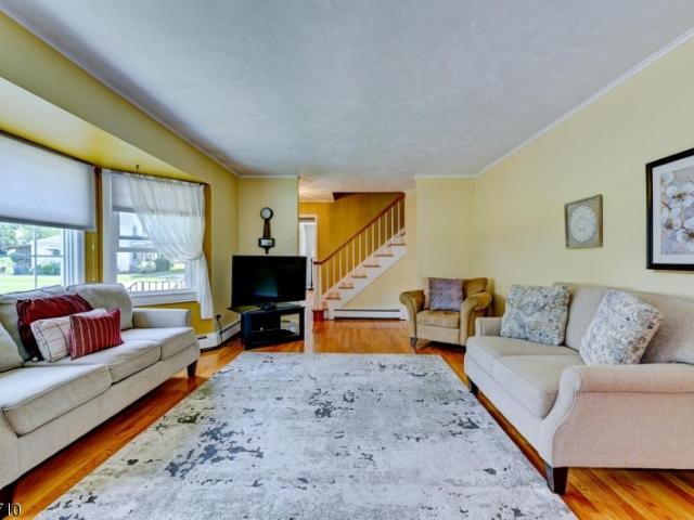 10 Thompson St