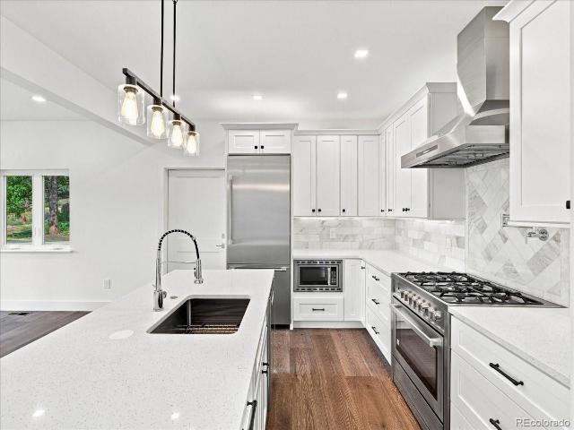 10 Three Lakes Court