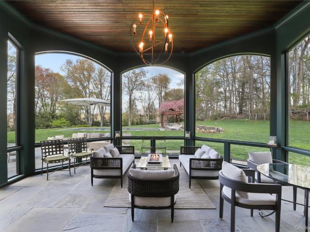 10 Upland Road N