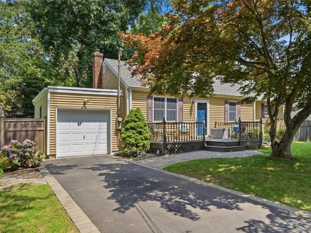 10 Valleywood Dr, Huntington Station, NY 11746