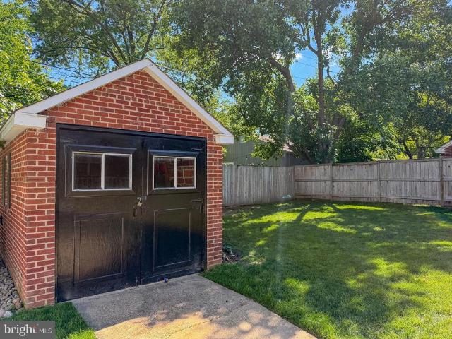 10 W Oak Street