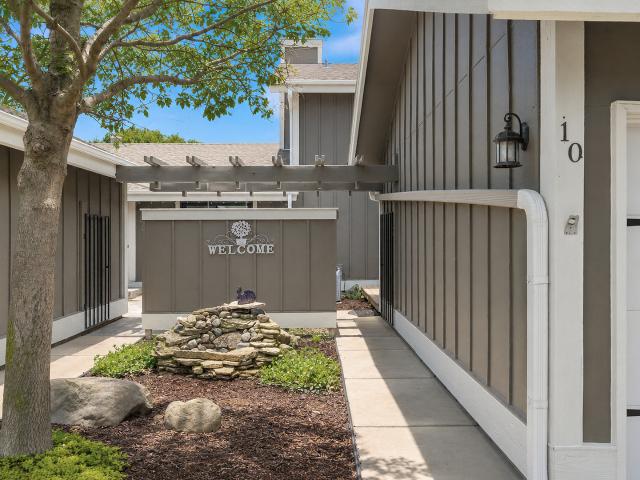 10 W Windsor Court