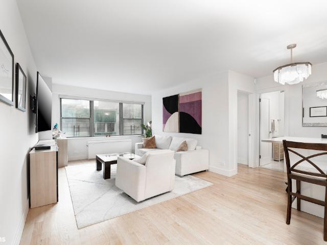 10 W 15TH Street 1014