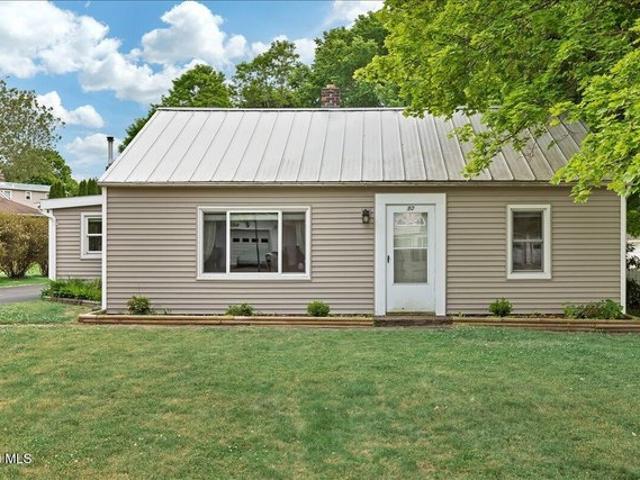 10 Westbrook Dr, Nassau, NY 12123