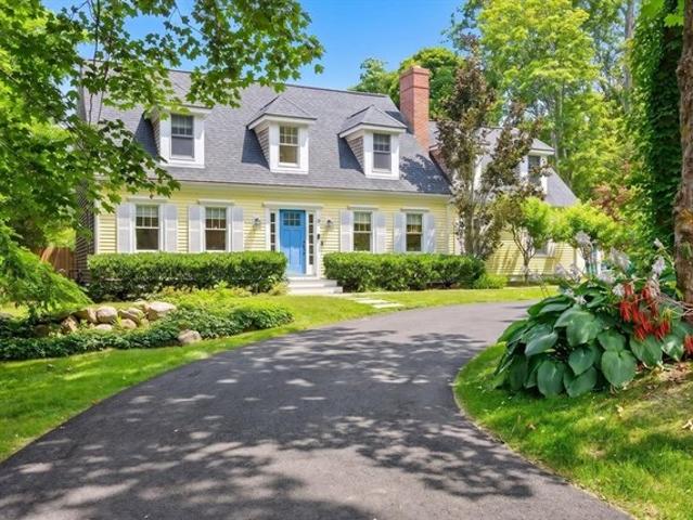 10 Westmoreland Dr, Falmouth, MA 02540