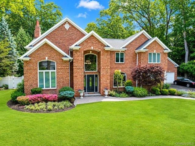 10 Winter Ln, Dix Hills, NY 11746