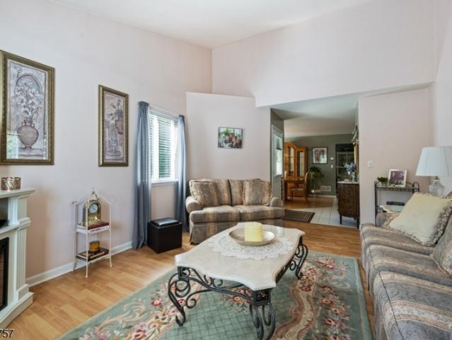 10 Wind Meadow Trl