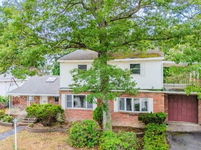 10 Windsor Pl, Shirley, NY 11967