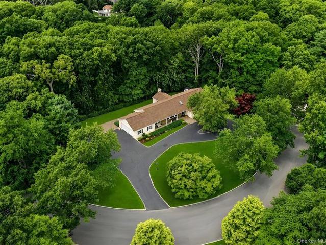 10 Williamsburg Dr, Northport, NY 11768