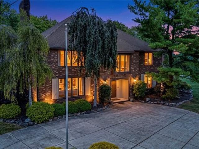 10 Woodburn Dr, Moreland Hills, OH 44022