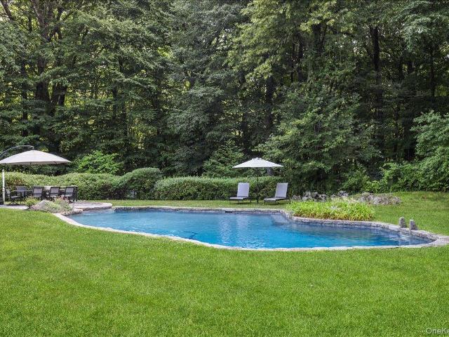 10 Woodland Court S
