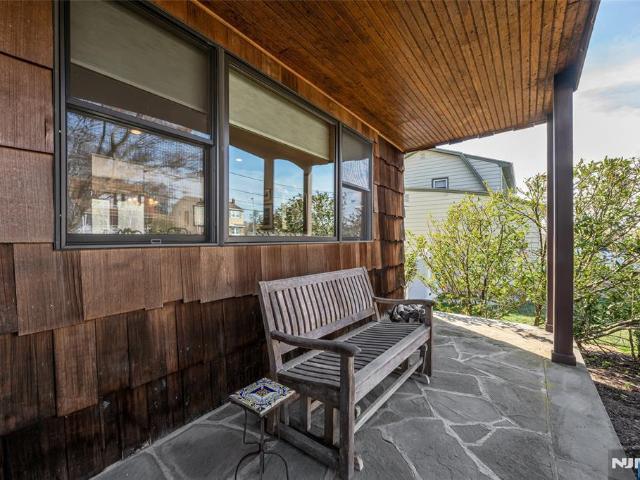 10 Woodmere Road