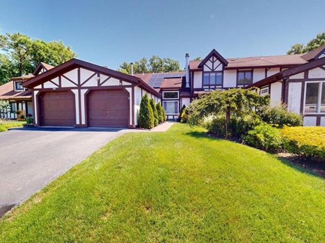 10 Amesworth Ct, Middle Island, NY 11953