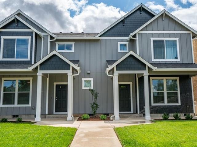 10 and 12 Sand Ridge Ct, Lebanon, OR 97355