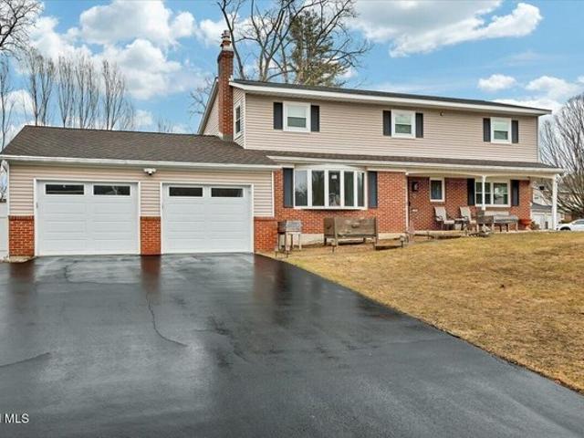 10 Appletree Ln, Clifton Park, NY 12065