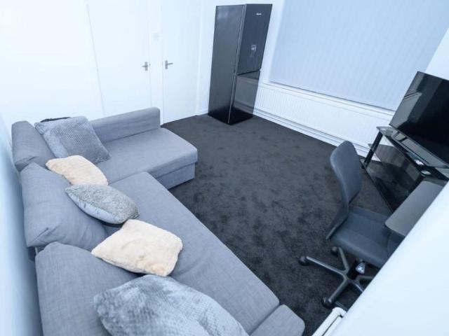 10 bedroom detached house to rent
