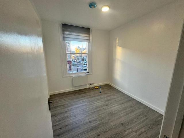 10 bedroom end of terrace house to rent
