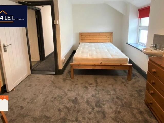 10 bedroom end of terrace house to rent