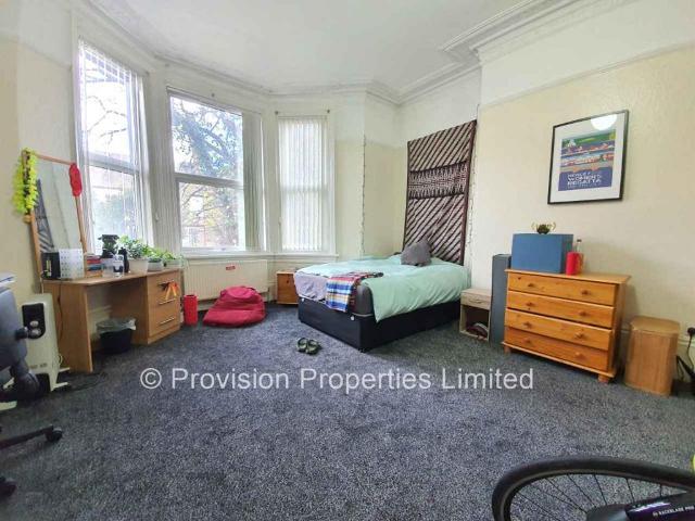 10 bedroom end of terrace house to rent