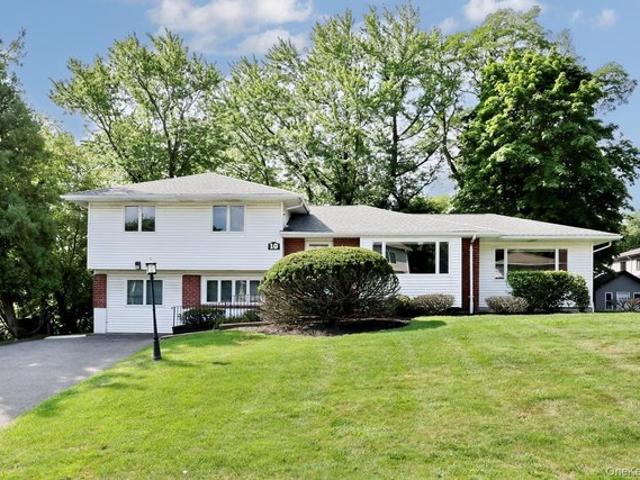 10 Briarcliff Dr, Monsey, NY 10952