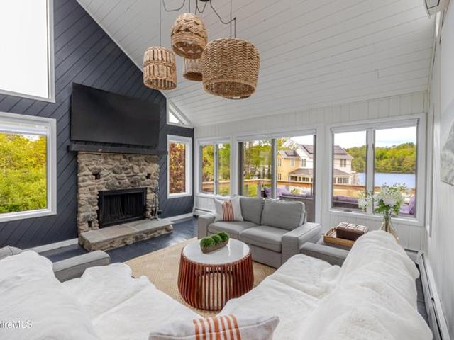 10 Buckingham Ln, Monterey, MA 01245