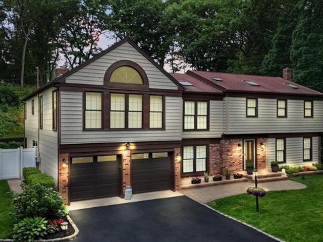 10 Burham Dr, Smithtown, NY 11787