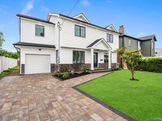 10 California St, Hicksville, NY 11801