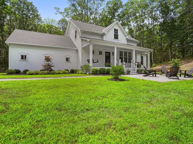 10 Castle Meadow Rd, Newtown, CT 06470