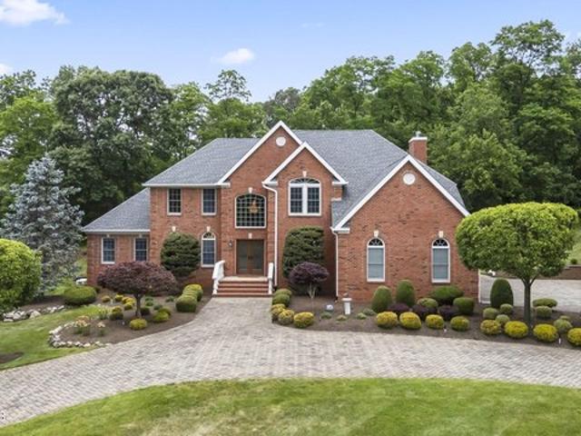 10 Castlehill Dr, Marlboro, NJ 07746