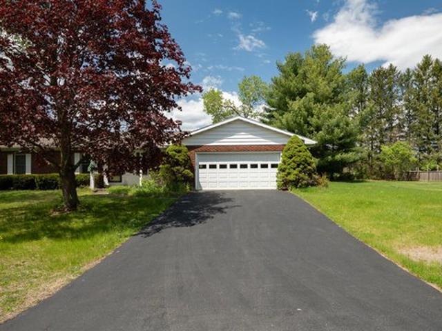 10 Cortland Dr, Kinderhook, NY 12106