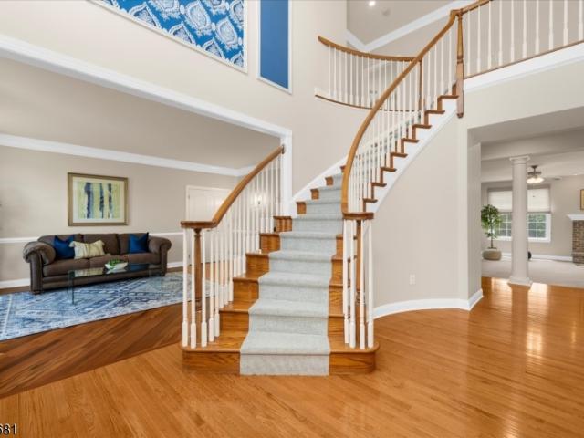 10 Claridge Ln