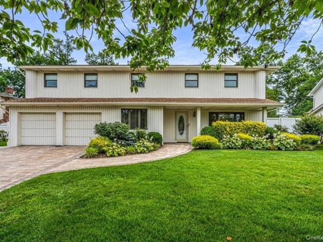 10 Clemson Ln, Woodbury, NY 11797