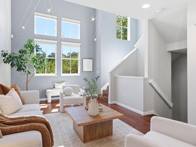 10 Creekside Lane